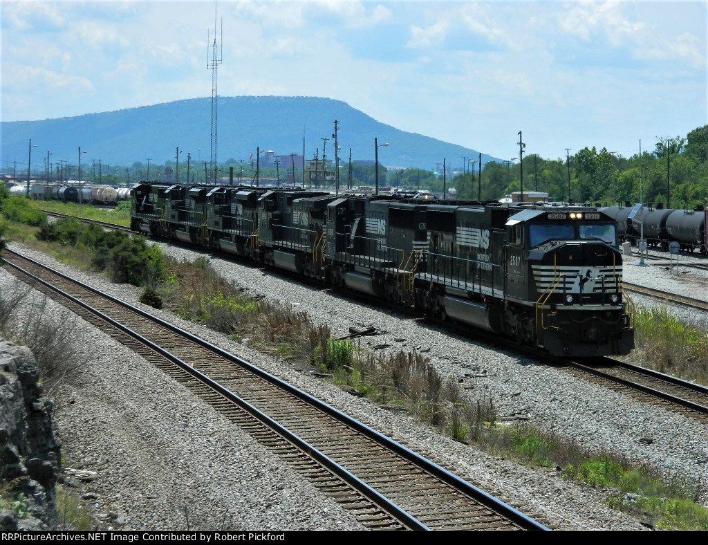 NS 2587 (SD70M) 6780 (SD60M) 9966 (C40-9W) 1165 (SD70ACe) 1058 (SD70ACe) 6964 (SD60E)